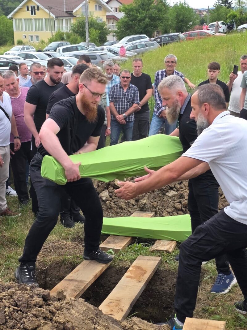 Tešanj se oprostio od Fatime i Hamze: Klanjana dženaza djeci stradaloj ...